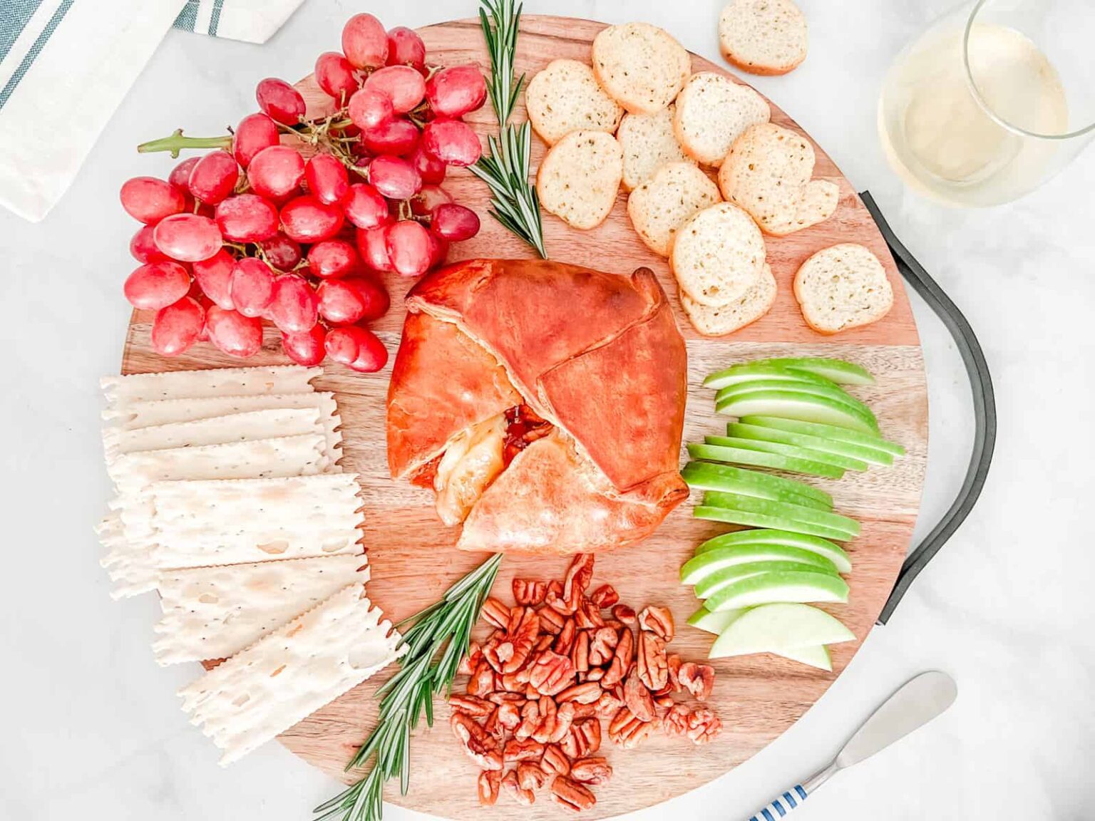 5 Best Wines to Pair With Brie (Cheese Pairing Guide)