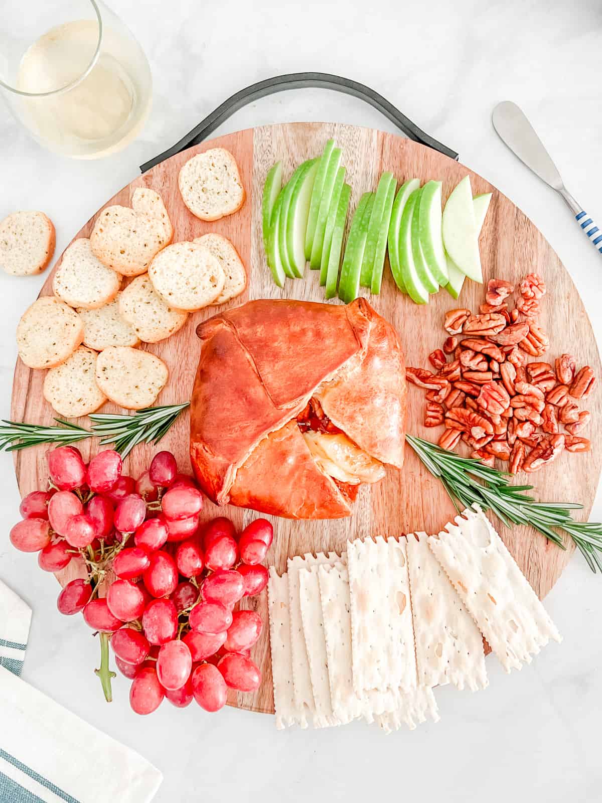 5 Best Wines to Pair With Brie (Cheese Pairing Guide)