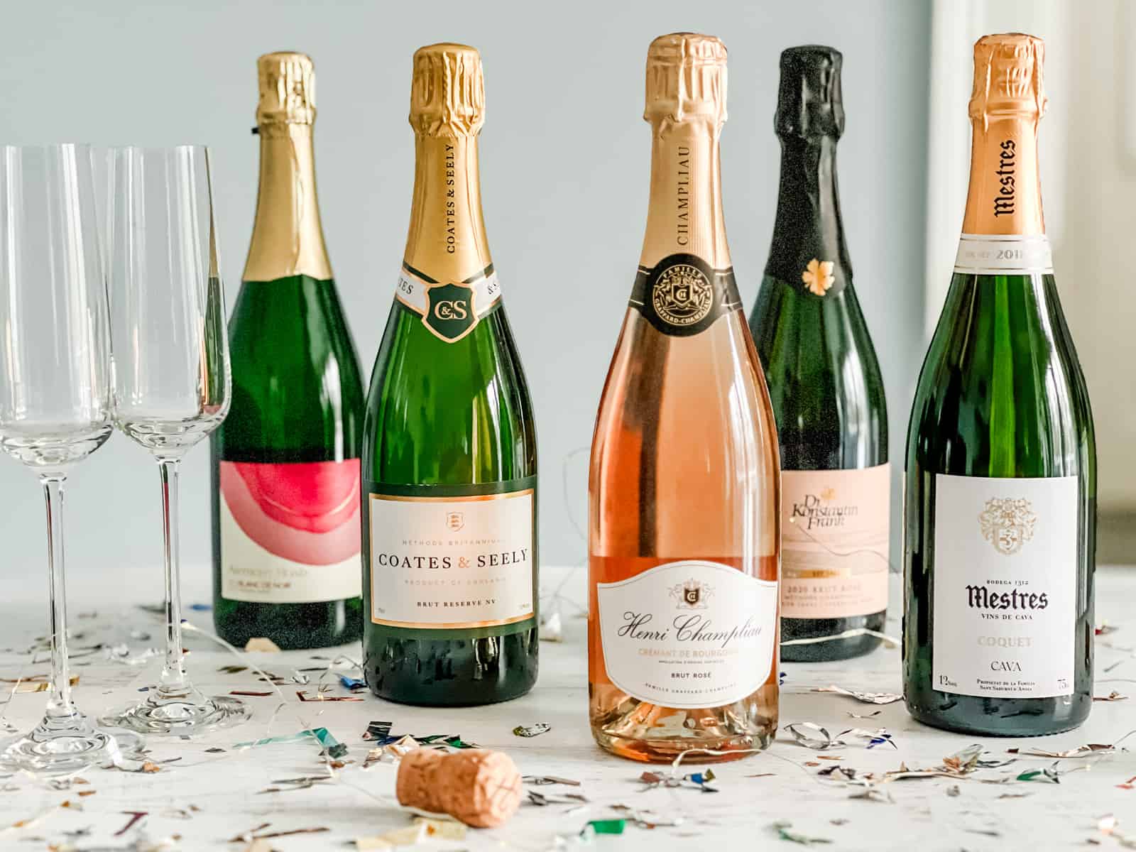 8 Best Champagne Alternatives (Sparkling Wine Guide)